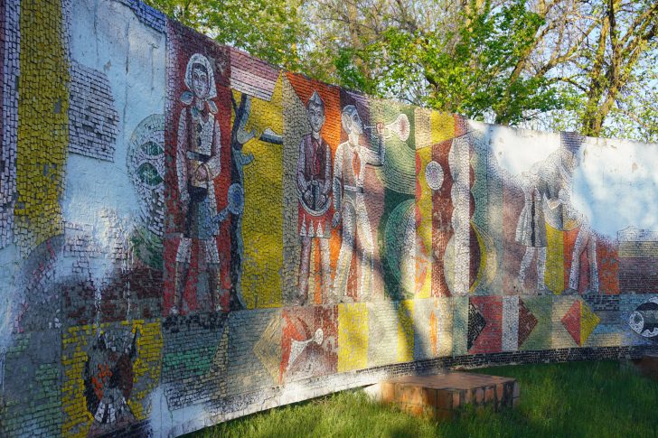 Детство нескольких поколений: в Волгограде активисты спасают историческую мозаику в лагере Гули ...