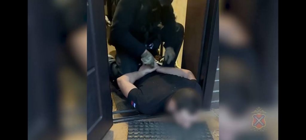 Разбудили и повязали: под Волгоградом задержали двух мужчин за вымогательство у бизнесмена ...